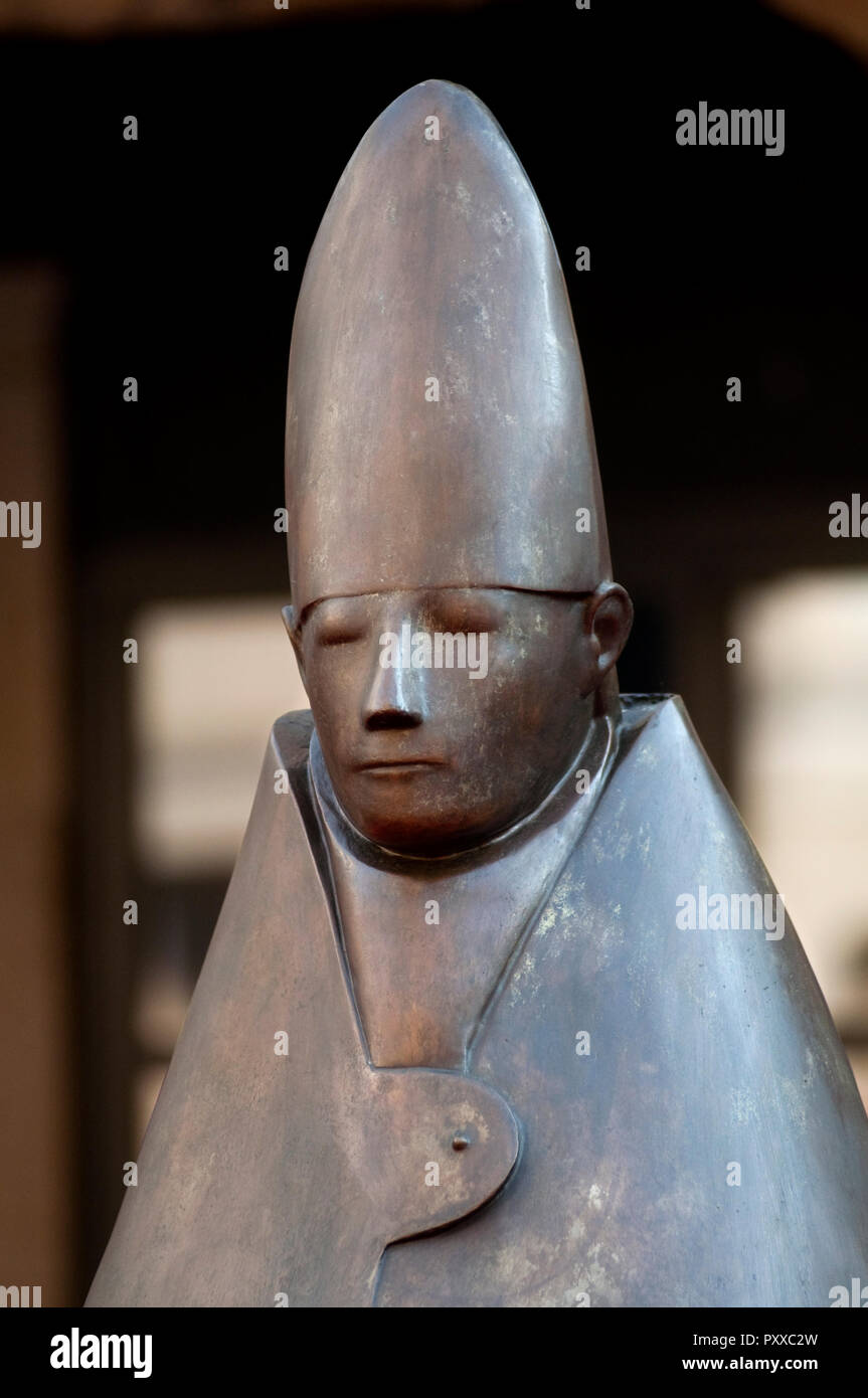 Statue of cardinal seduto hi-res stock photography and images - Alamy