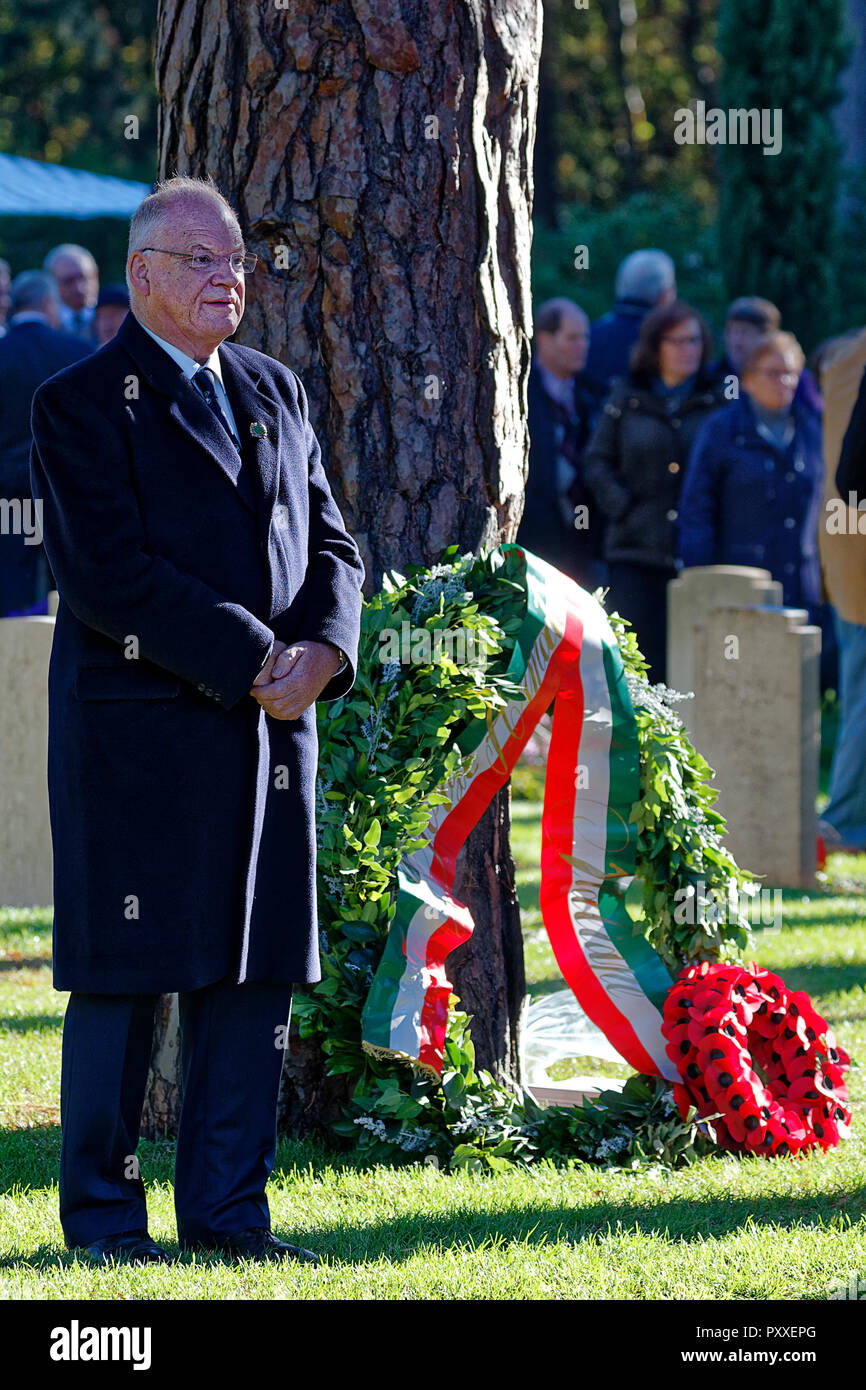 Robert fox mbe hi-res stock photography and images - Alamy