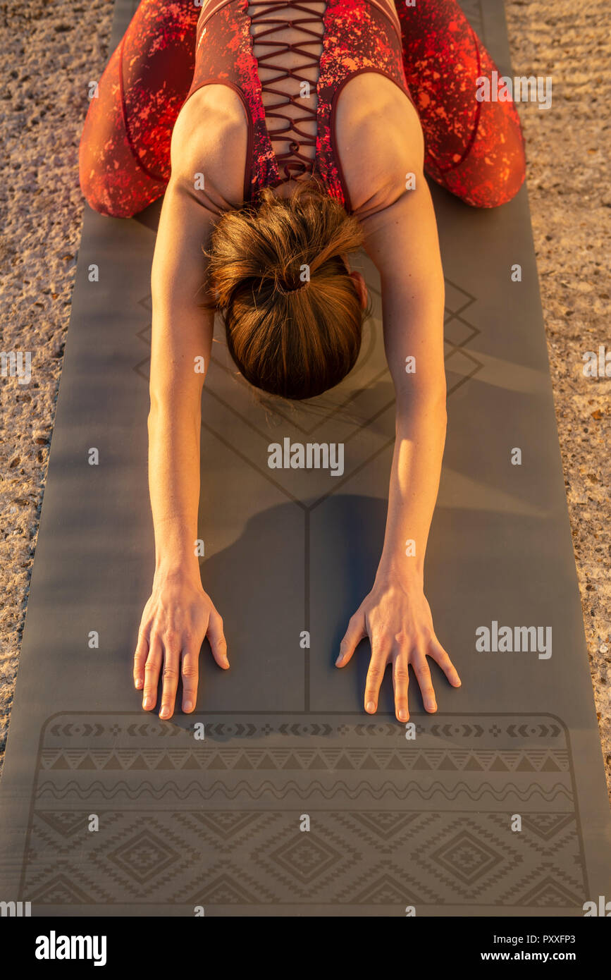 Childs pose hi-res stock photography and images - Alamy