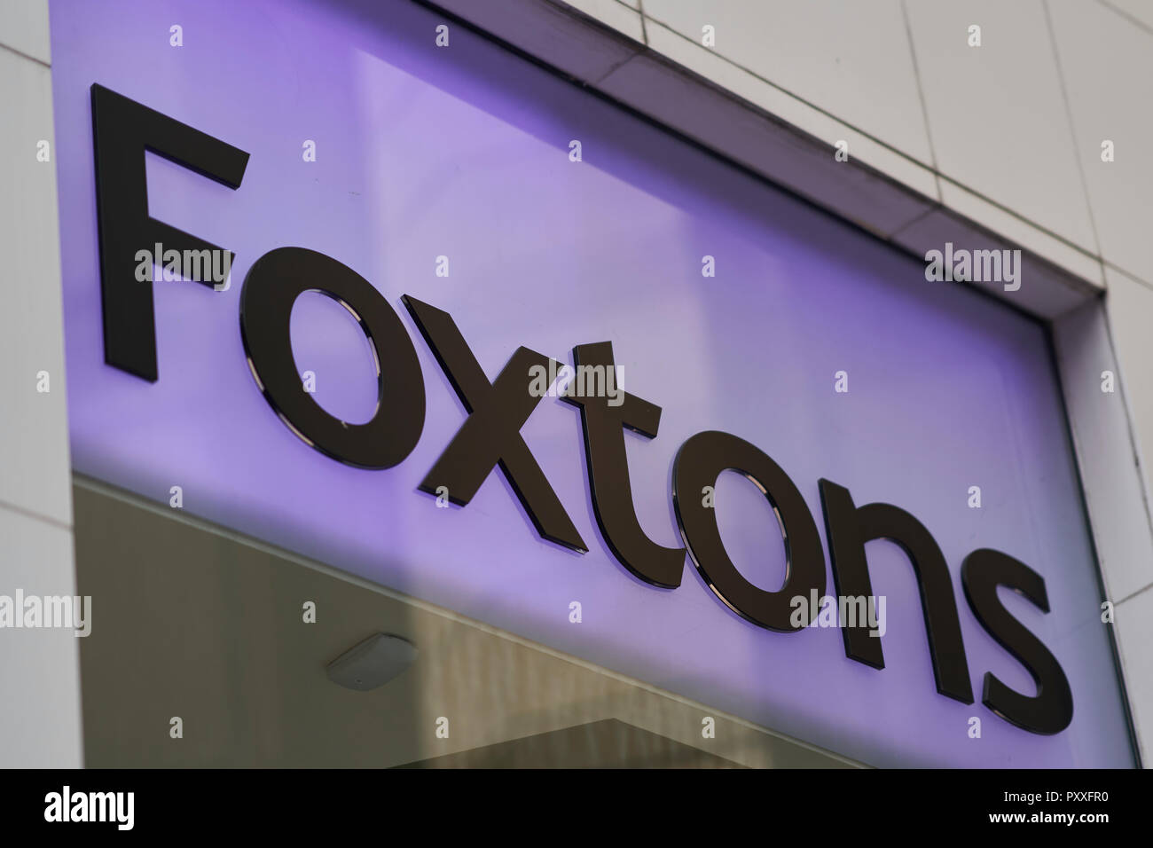 Estate agent shop front hi-res stock photography and images - Alamy