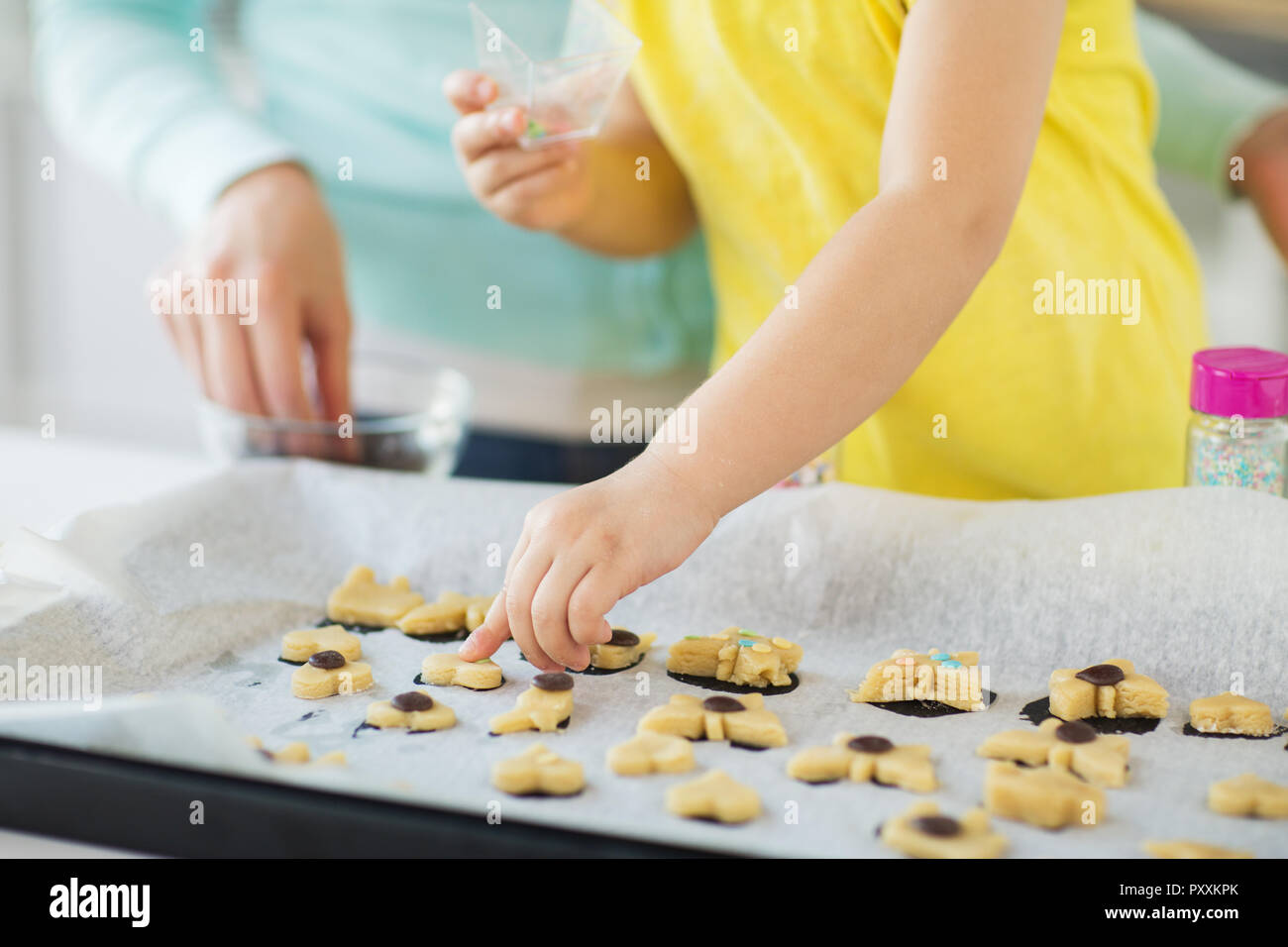 mother and daughter making cookies at home Stock Photo - Alamy