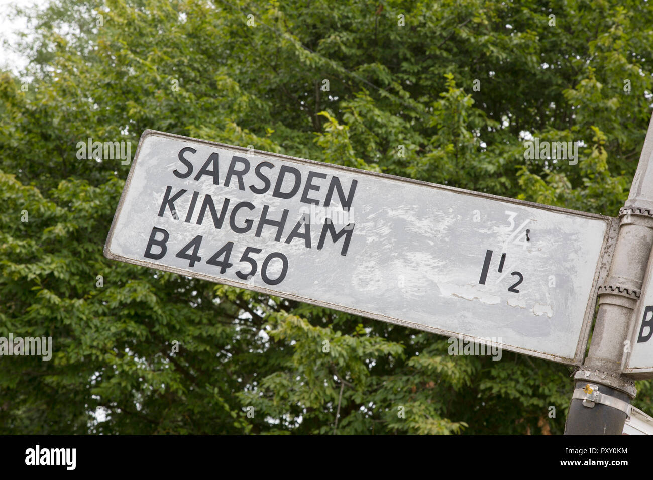 Sarsden & Kingham Signpost, Cotswolds; England; UK Stock Photo - Alamy
