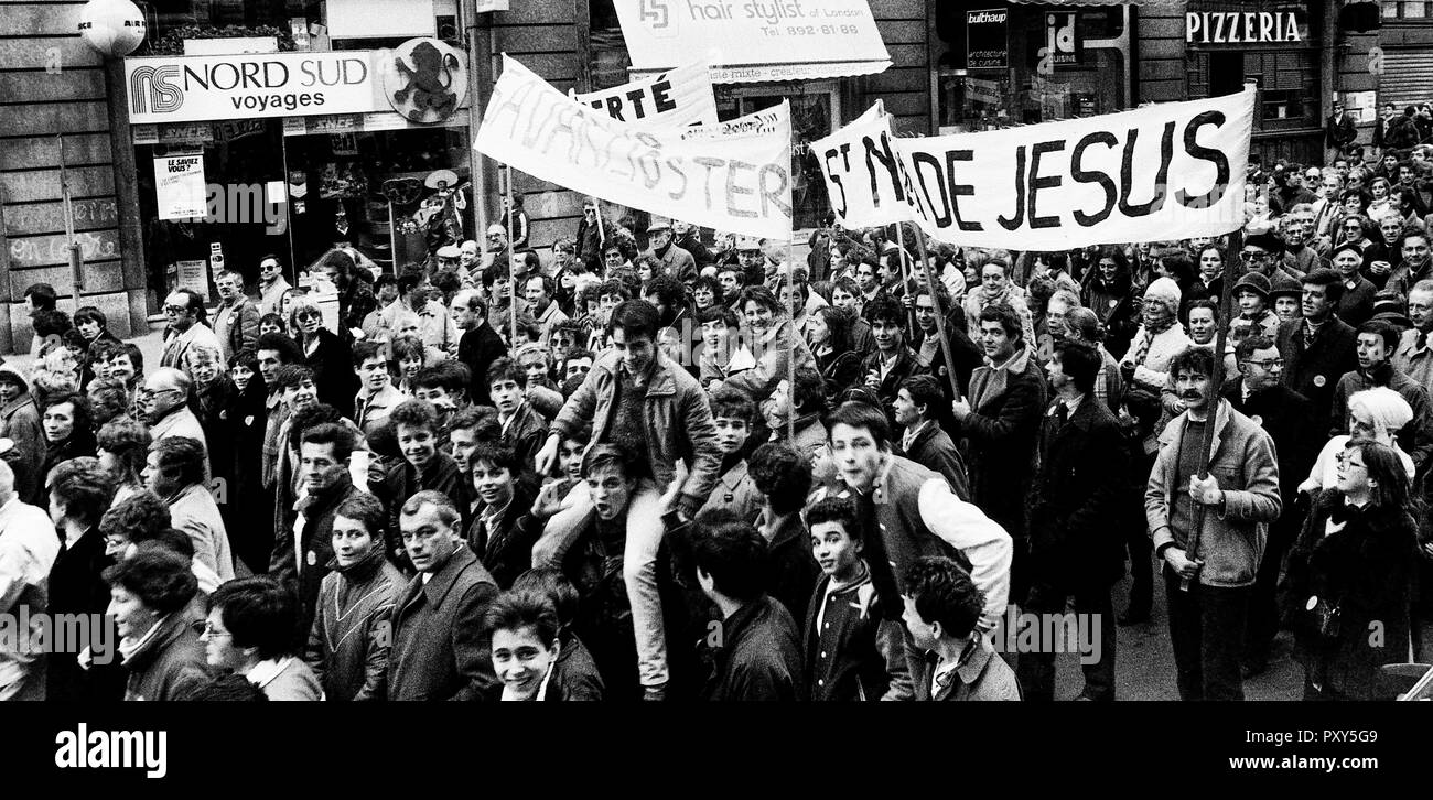 Far right france protest Black and White Stock Photos & Images - Alamy