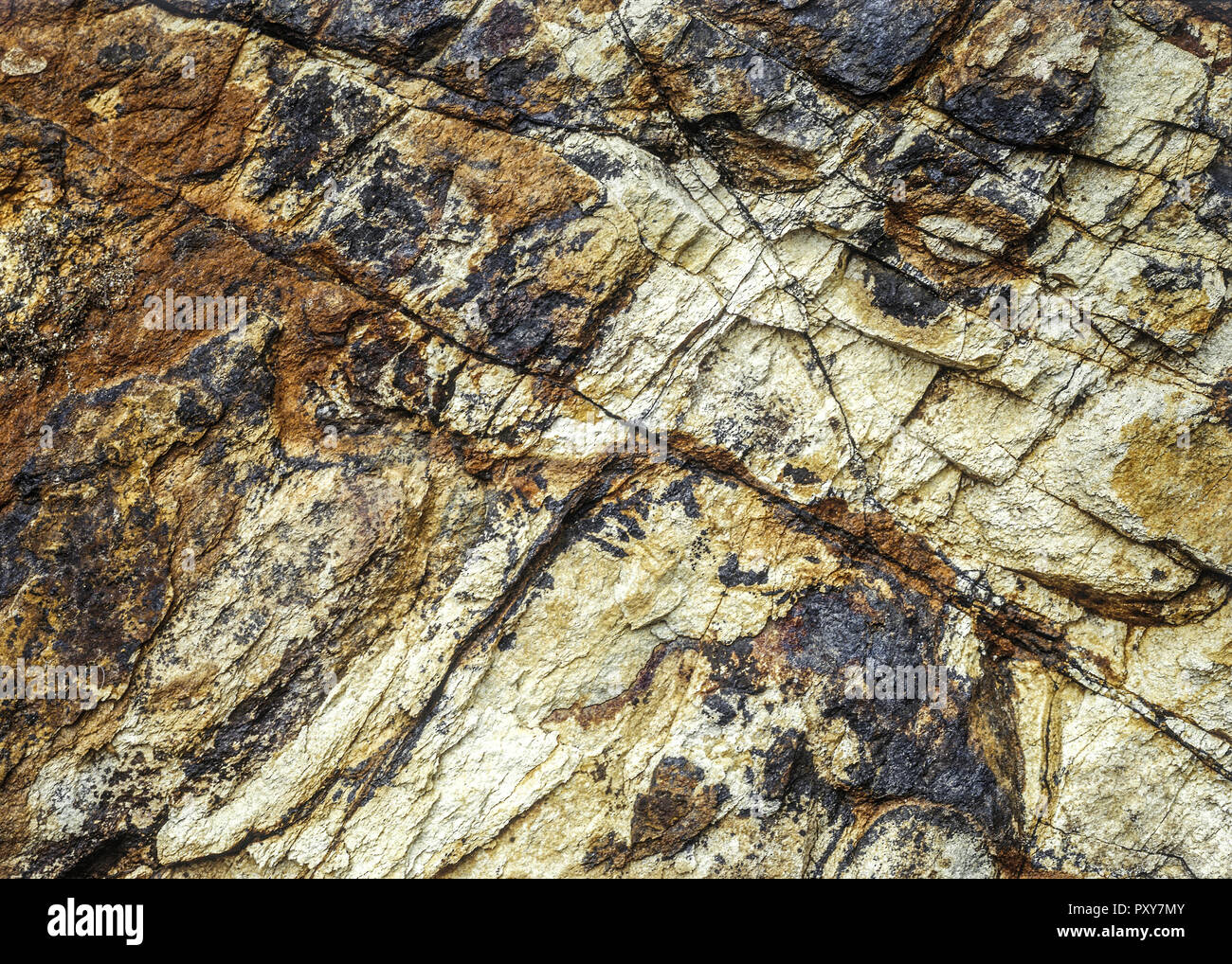 Verwitterter Felsen mit Rissen Stock Photo - Alamy