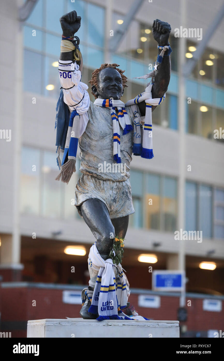 Billy bremner statue elland road hi-res stock photography and images ...