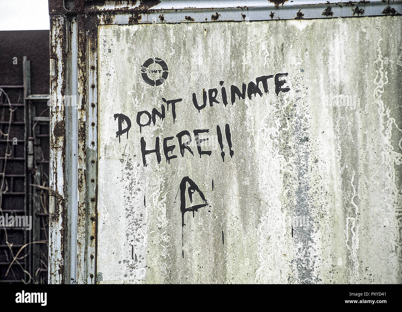 Wand mit Aufschrift Dont Urinate Here!! Stock Photo - Alamy