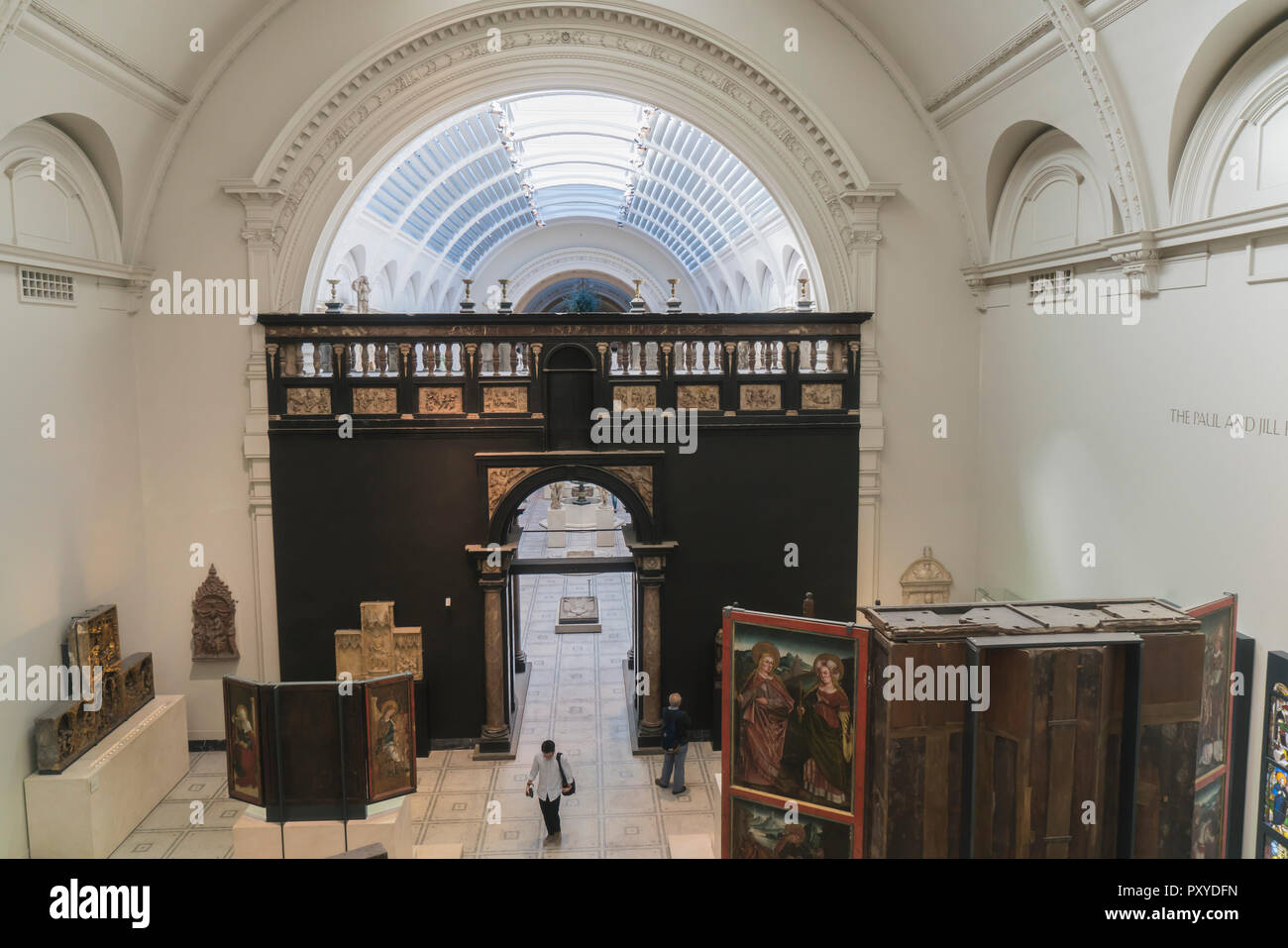 medieval art hall in Victoria and Albert Museum ( V&A Museum ) is the ...