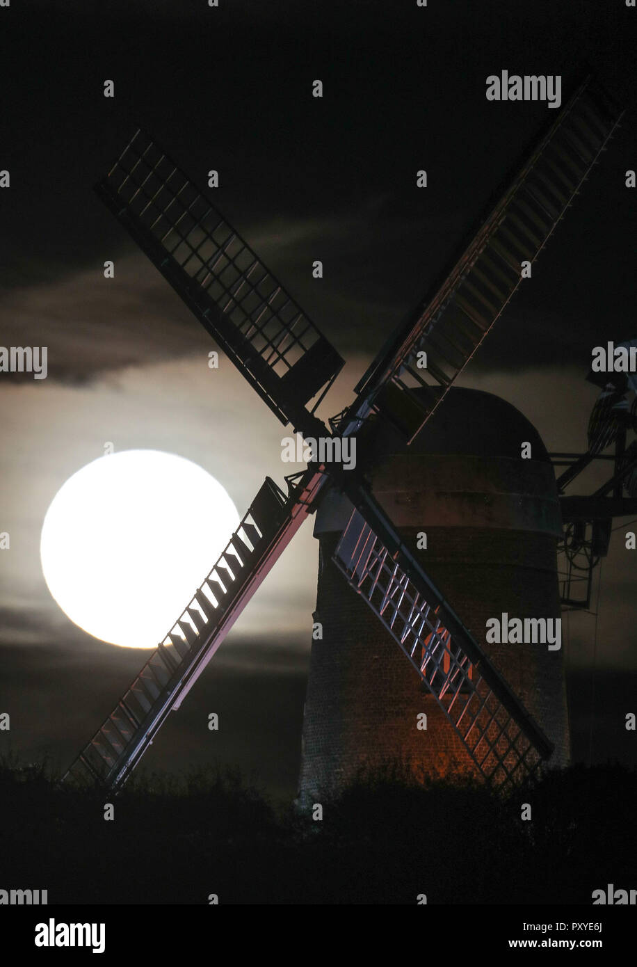 Full hunters moon rises behind wilton windmill hi-res stock photography ...