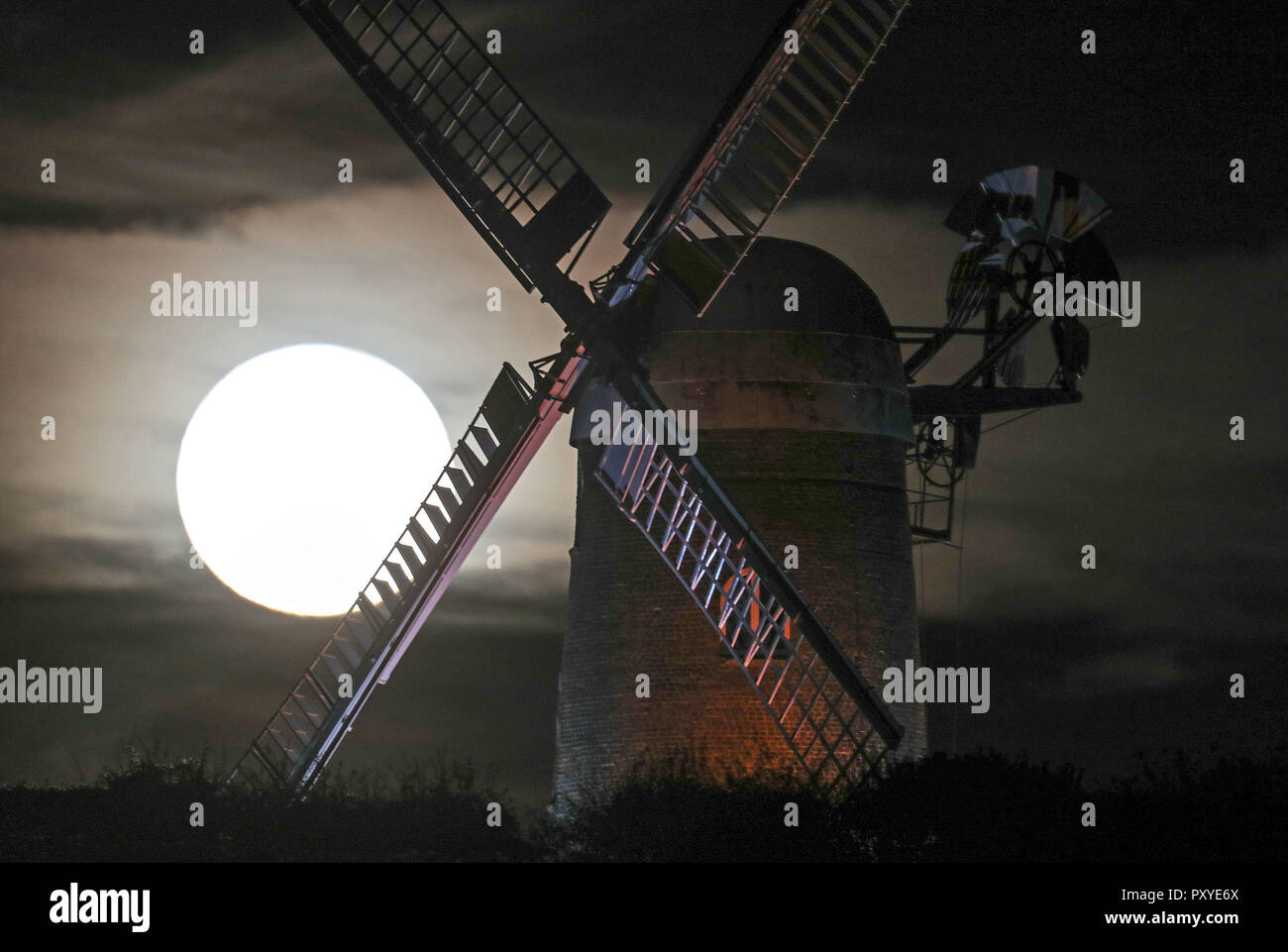 Full hunters moon rises behind wilton windmill hi-res stock photography ...