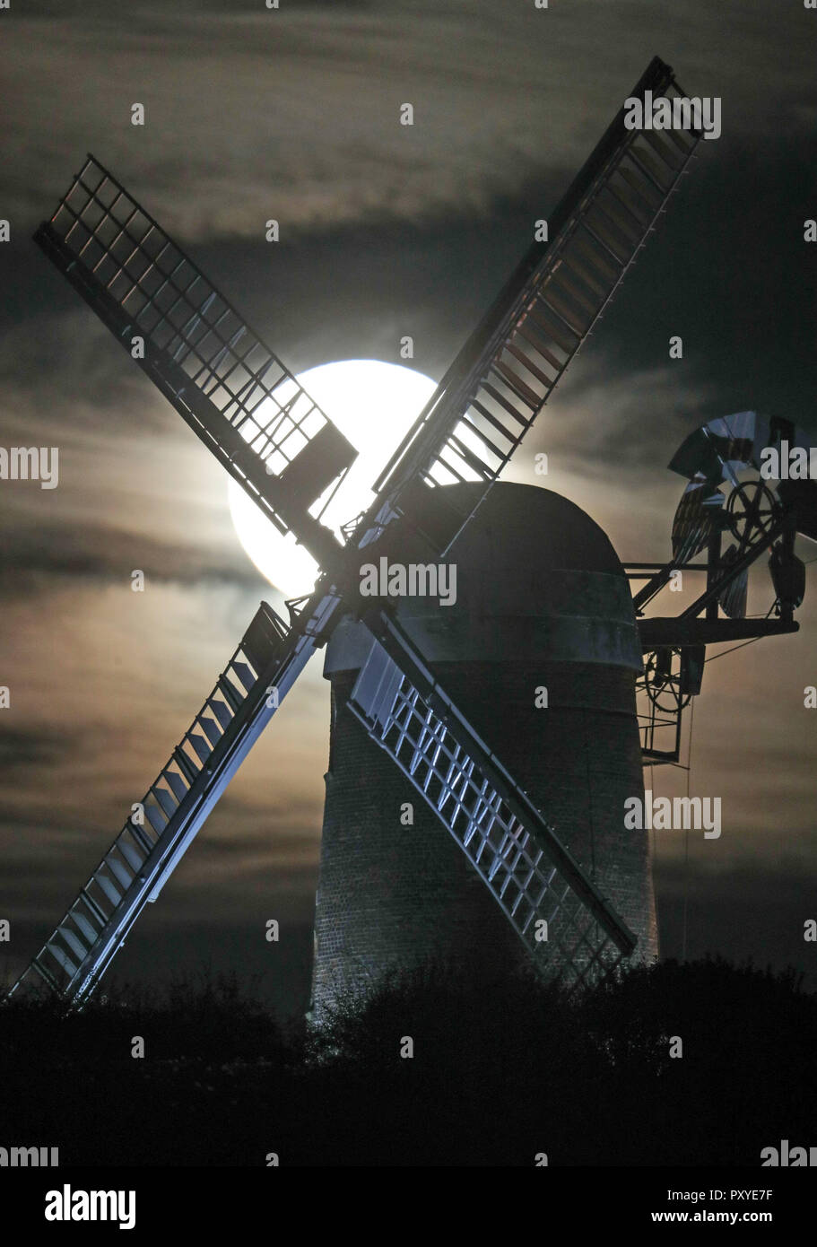 Full hunters moon rises behind wilton windmill hi-res stock photography ...