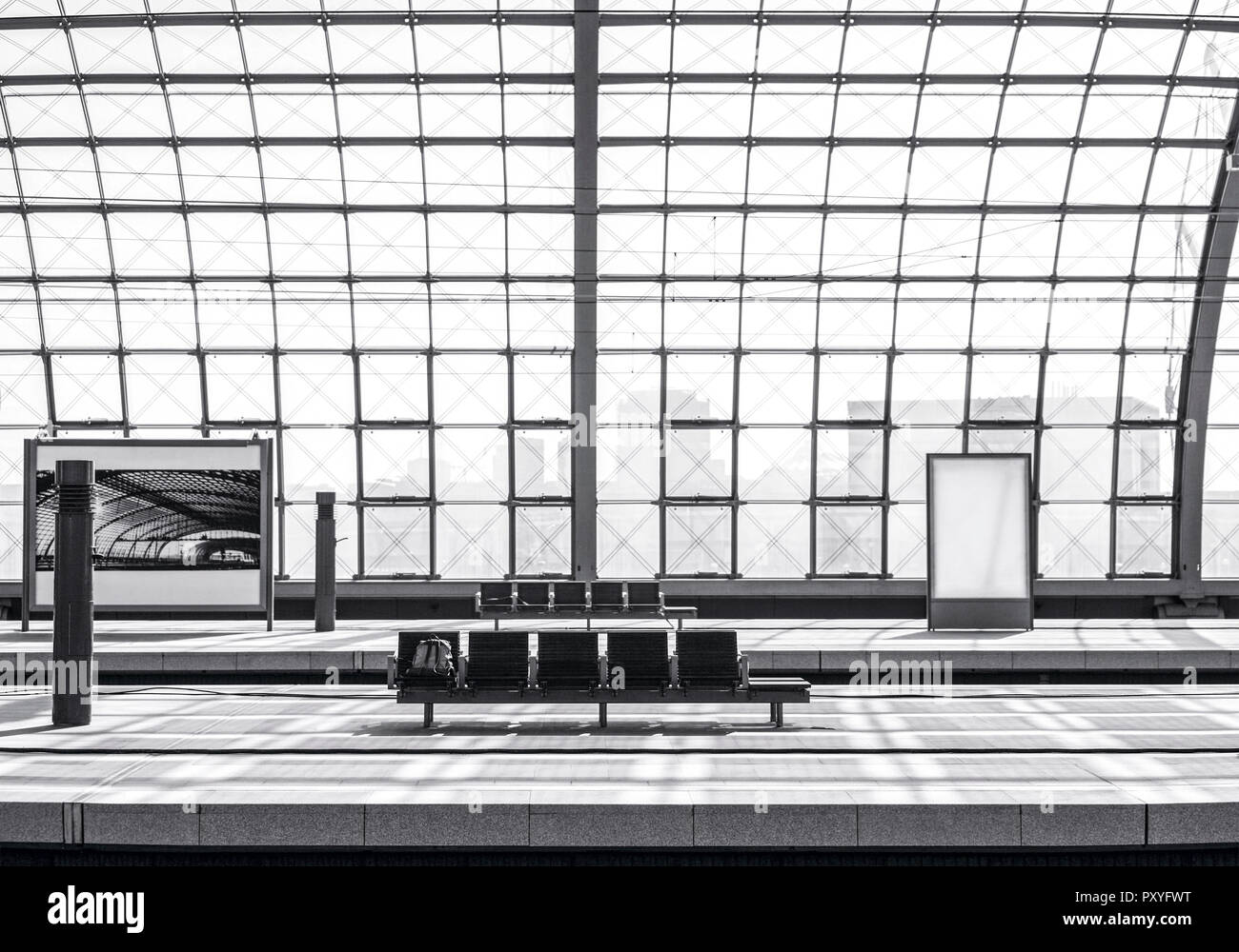 Neuer bahnsteig hi-res stock photography and images - Alamy