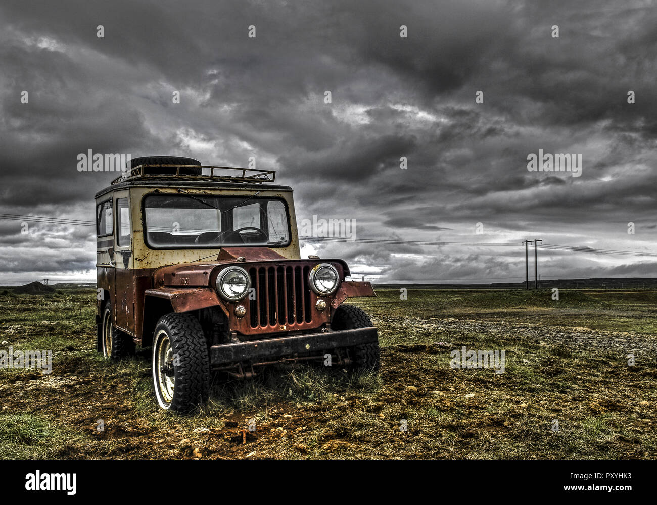 Island, alter Jeep steht in rauer Landschaft Stock Photo - Alamy