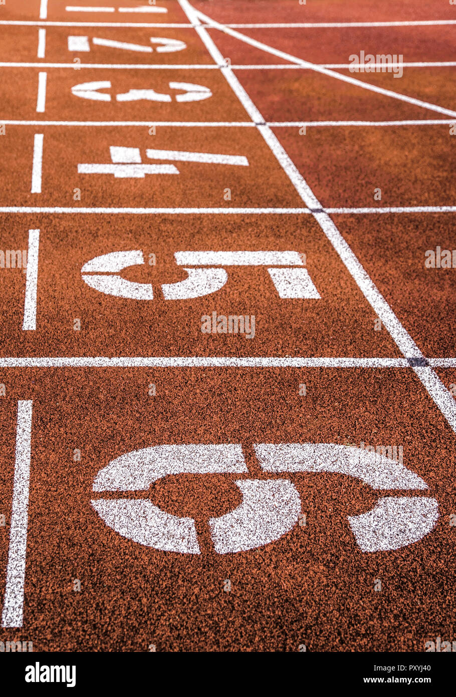 Laufbahn mit Startnummern Stock Photo - Alamy