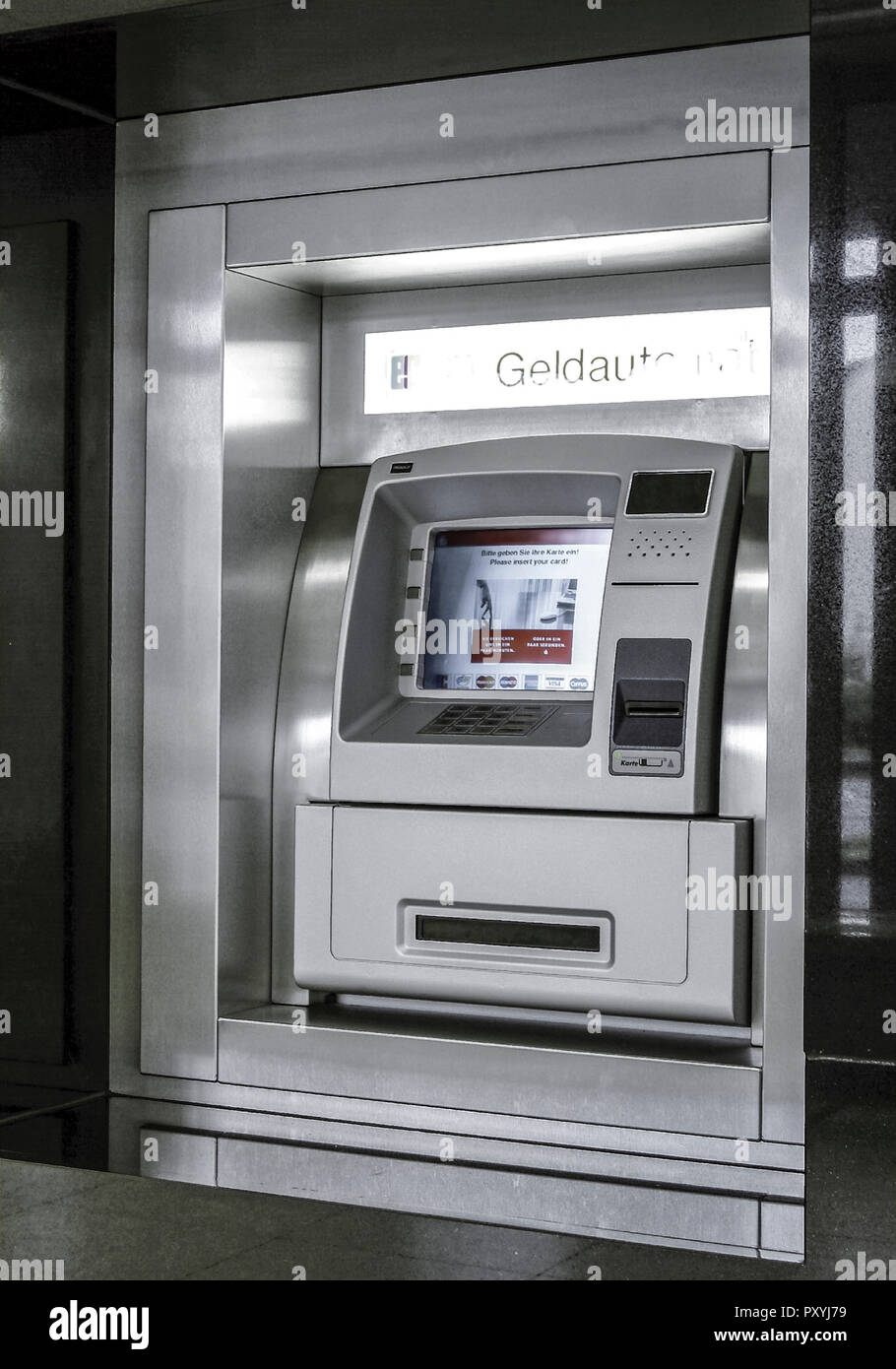 Geldautomat einer Bank Stock Photo - Alamy