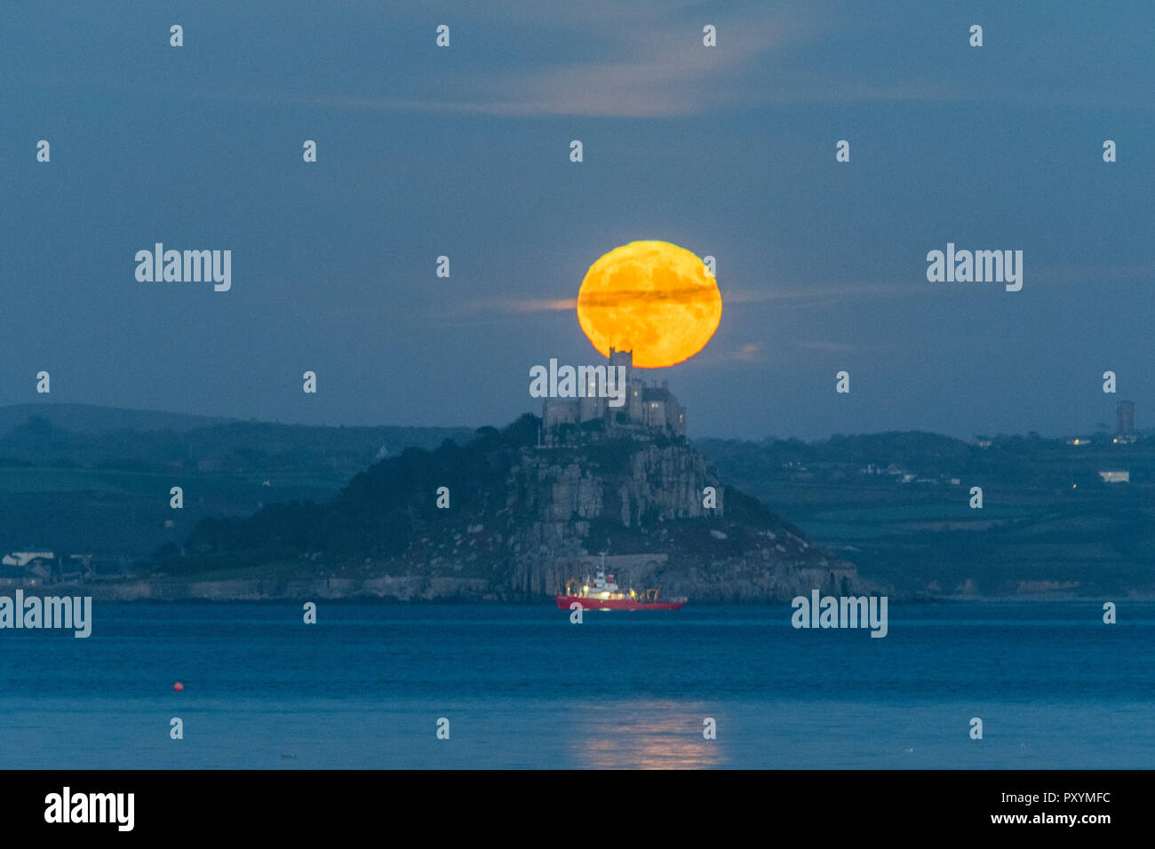 Newlyn, Cornwall, UK. 24th Oct, 2018. UK Weather. The full Hunters moon ...