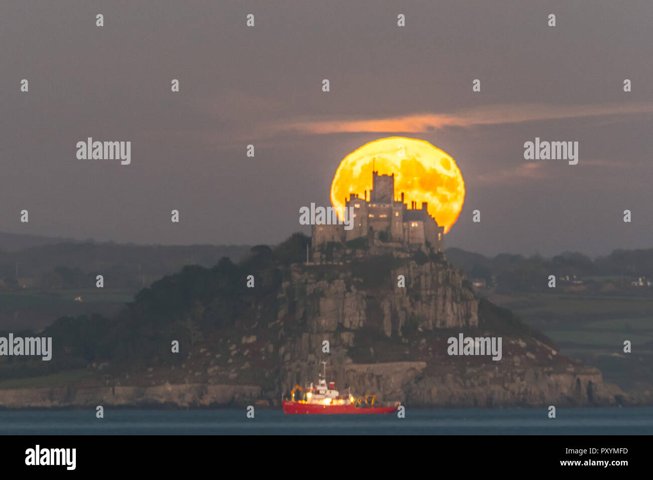 Newlyn, Cornwall, UK. 24th Oct, 2018. UK Weather. The full Hunters moon ...