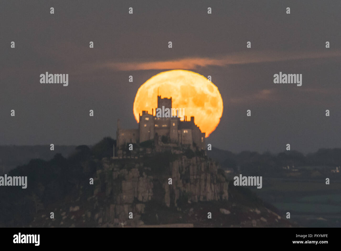 Newlyn, Cornwall, UK. 24th Oct, 2018. UK Weather. The full Hunters moon ...