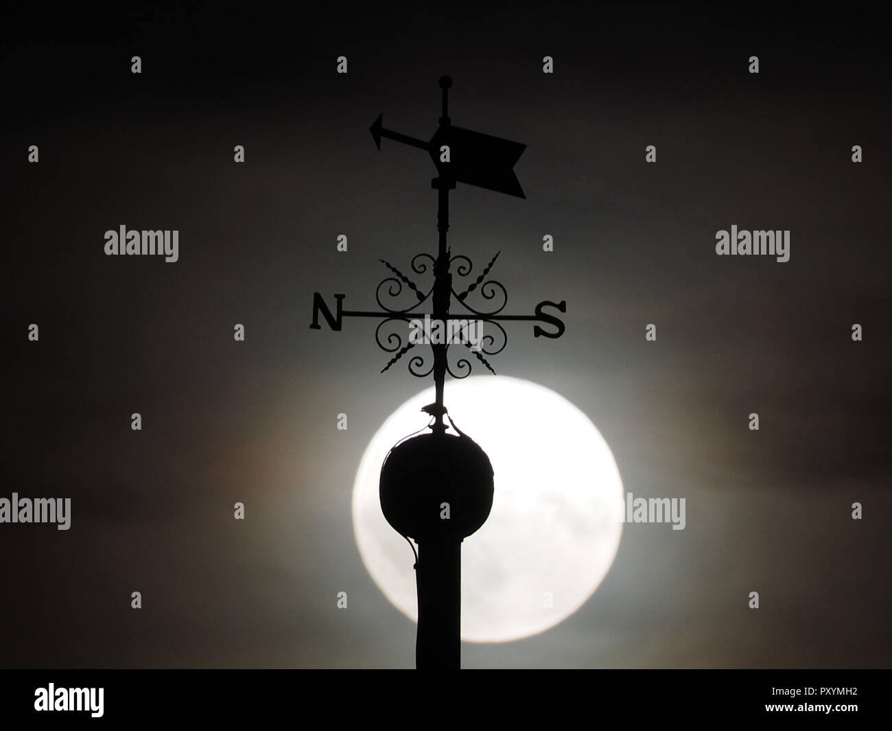 Queenborough, Kent, UK. 24th Oct, 2018. UK Weather: the full Hunter's ...