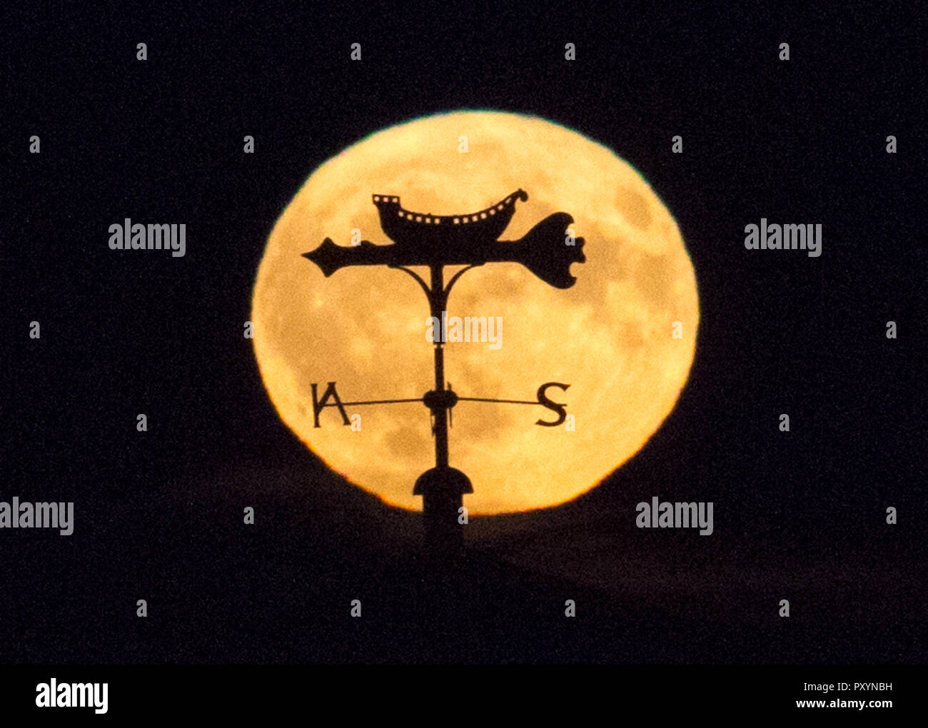 Bournemouth, UK. 24th Oct, 2018. The Hunter's Moon rises behind the ...