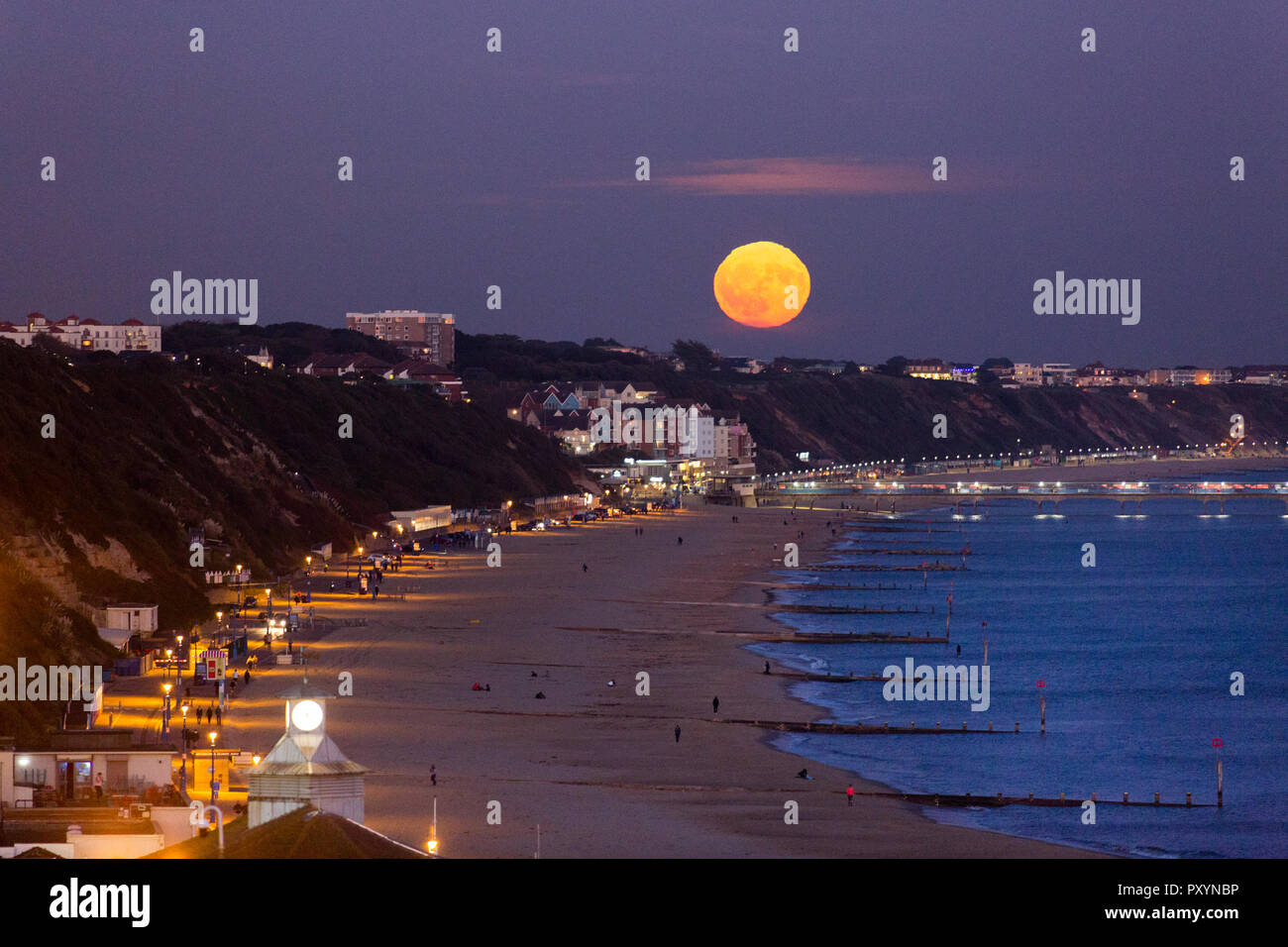 Bournemouth, UK. 24th Oct, 2018. The Hunter's Moon rises over the beach ...