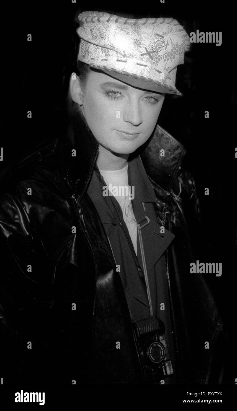 Boy george 1985 hi-res stock photography and images - Alamy