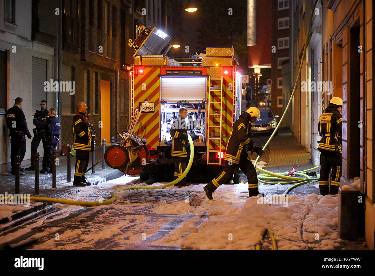 Cologne, Germany. 25th Oct, 2018. Firefighters finish extinguishing ...