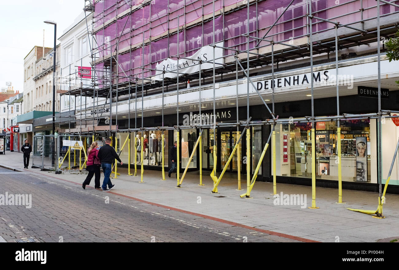 Scaffold sign signs uk exterior hi-res stock photography and images - Alamy