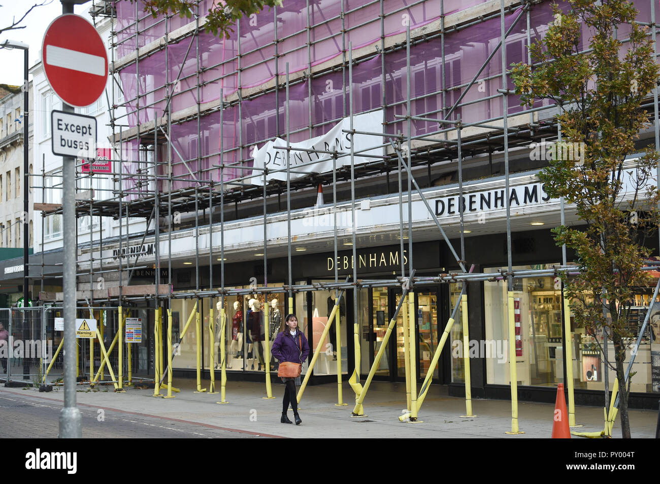 Scaffold Sign Signs Uk Exterior High Resolution Stock Photography and ...