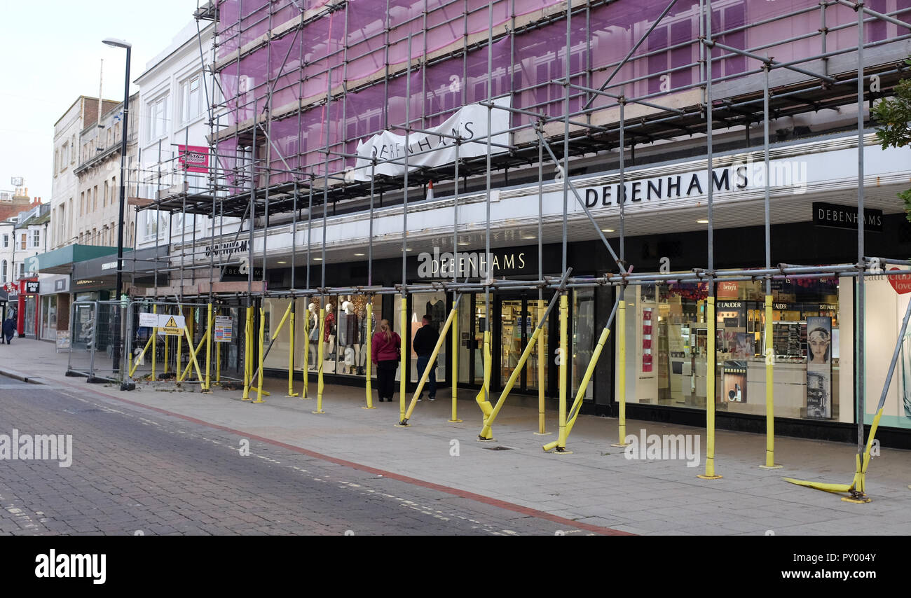 Scaffold sign signs uk exterior hi-res stock photography and images - Alamy