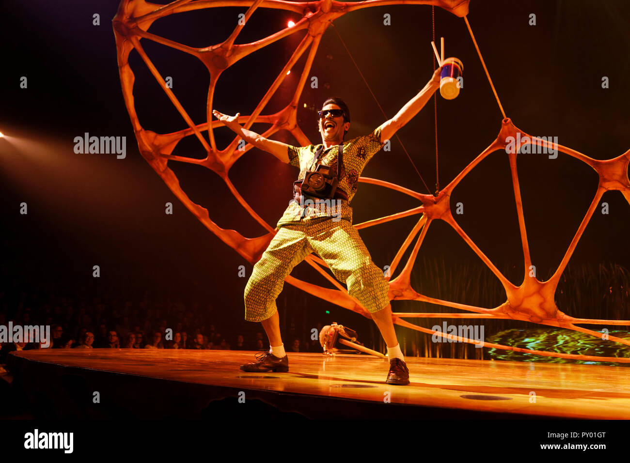 Trapeze clown hi-res stock photography and images - Alamy