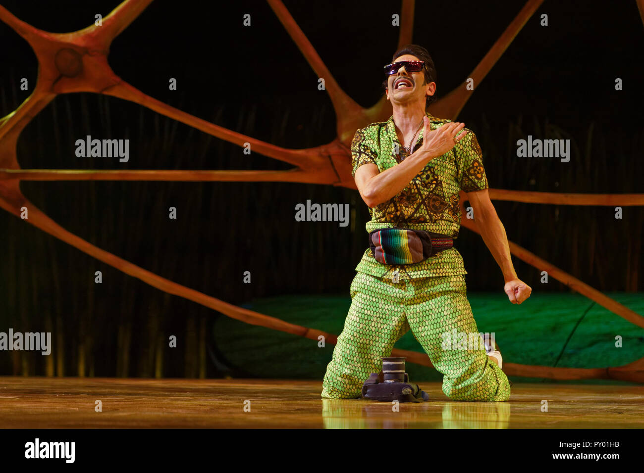 Paris, France. 24th Oct, 2018. Clown, Jon Monastero performs during the ...