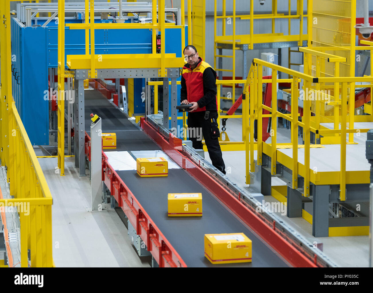 25 October 2018, Saxony, Klipphausen: Employee Manuel Kunze supervises ...