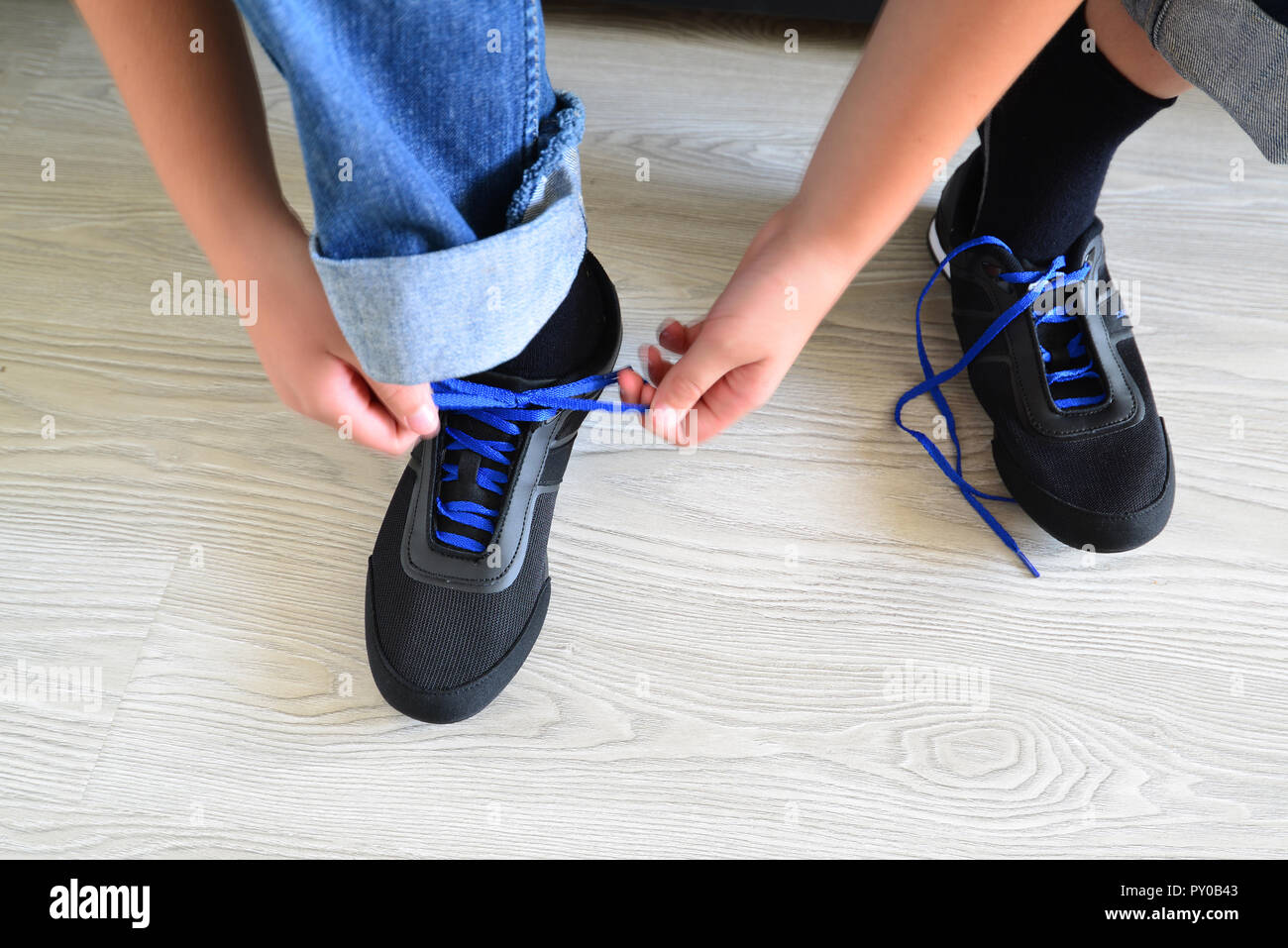 Boy Tying Shoe Stock Photos & Boy Tying Shoe Stock Images - Alamy