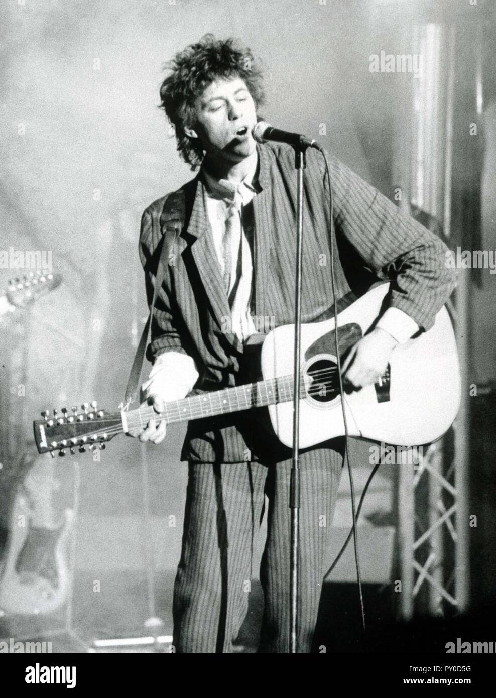 Live aid 1985 singing hi-res stock photography and images - Alamy