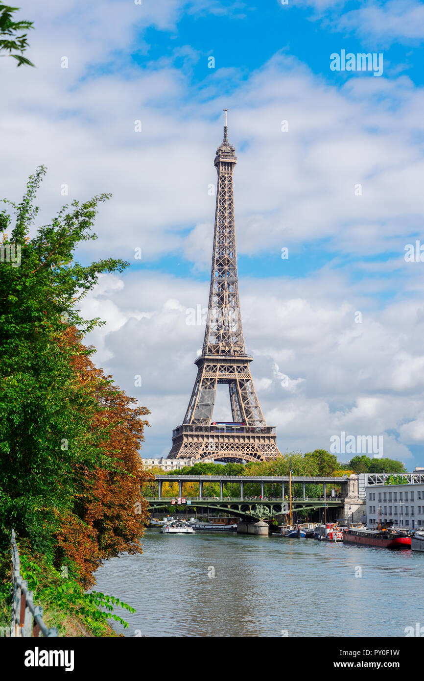 Eiffel tour over water hi-res stock photography and images - Alamy