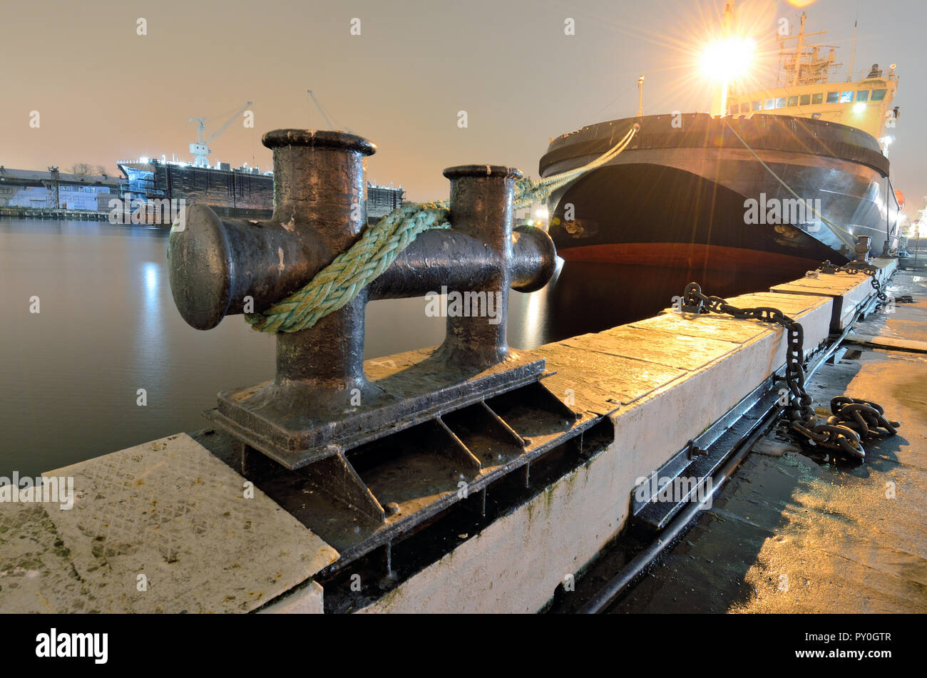 The ship is moored to the waterfront.He is tied with a strong rope to ...