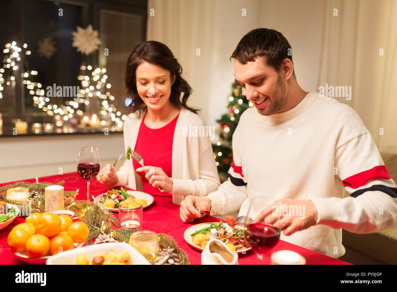 Husband and wife eating dinner hi-res stock photography and images - Alamy