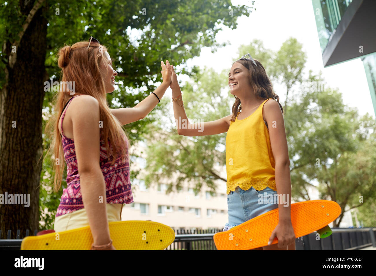 High five girls hi-res stock photography and images - Alamy