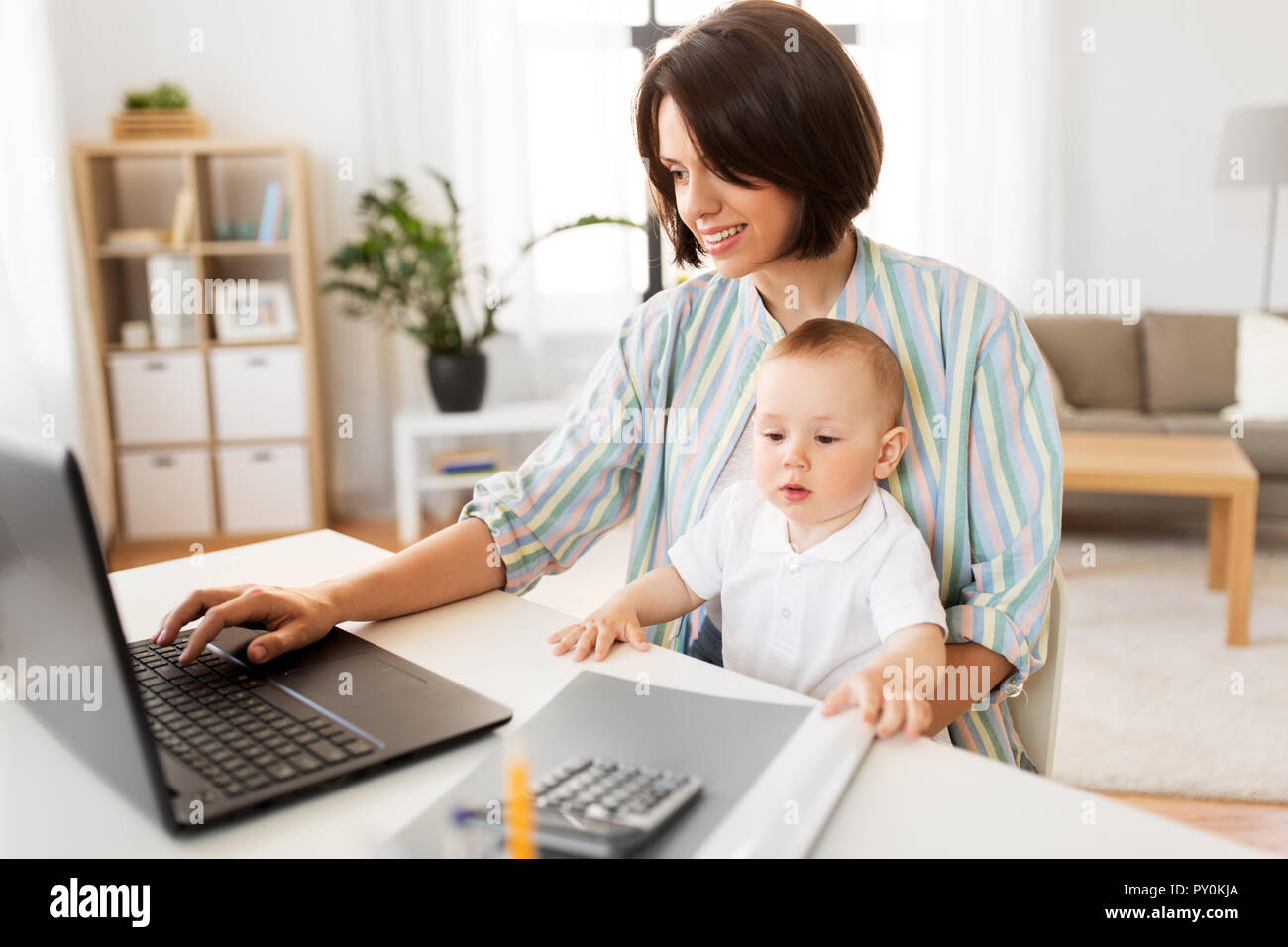 Mom laptop baby hi-res stock photography and images - Alamy