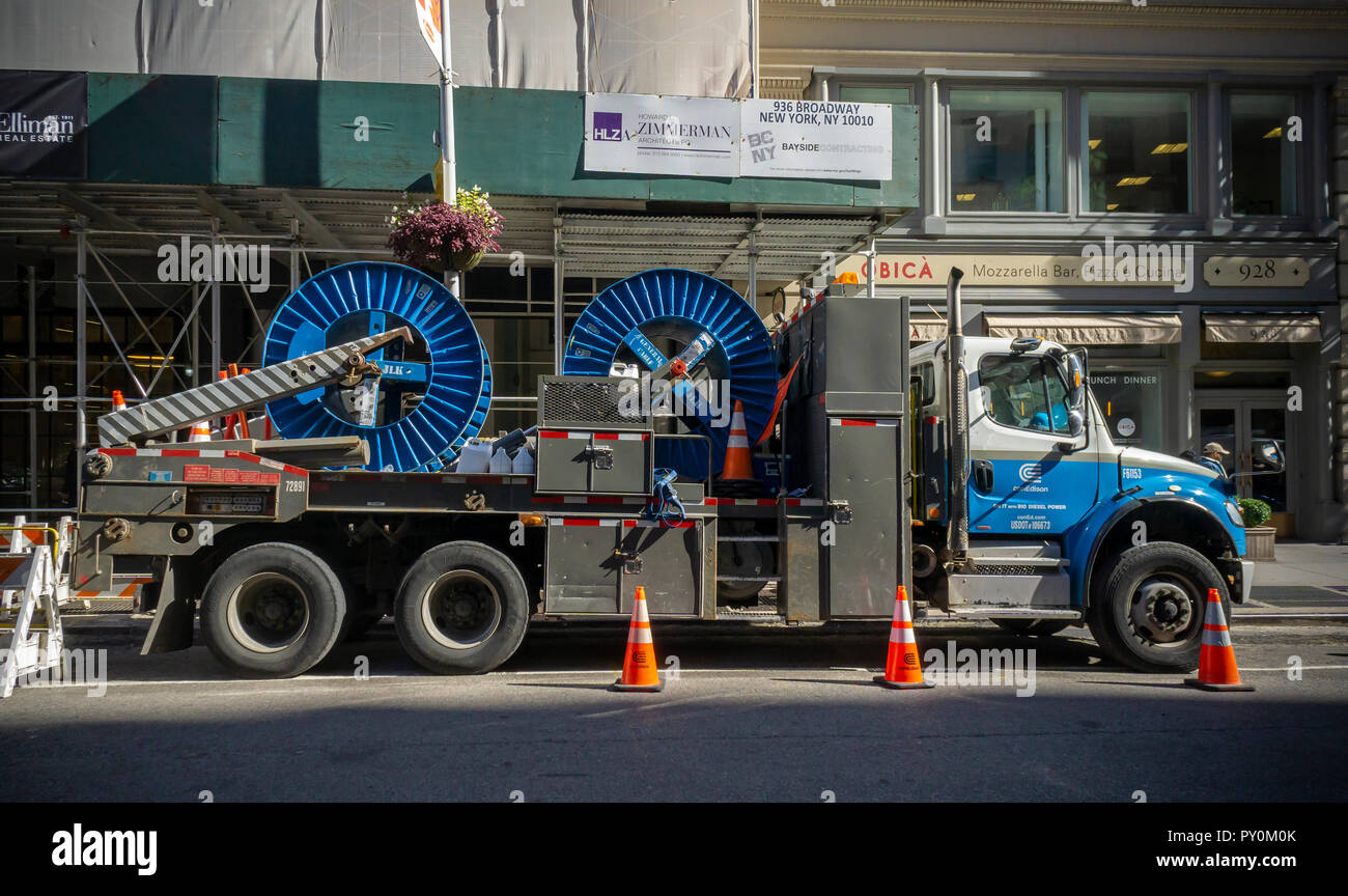 Con edison truck hi-res stock photography and images - Alamy