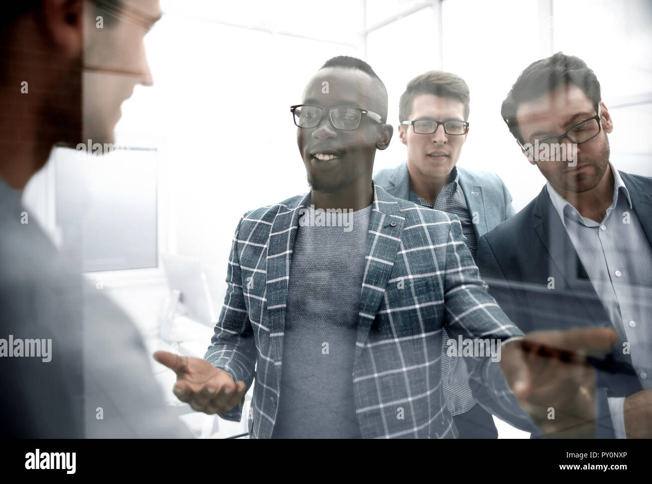 People speaking behind glass hi-res stock photography and images - Alamy