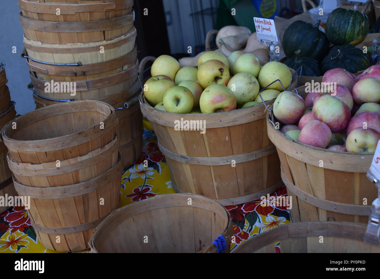 Baskets of fresh apples Stock Photo - Alamy