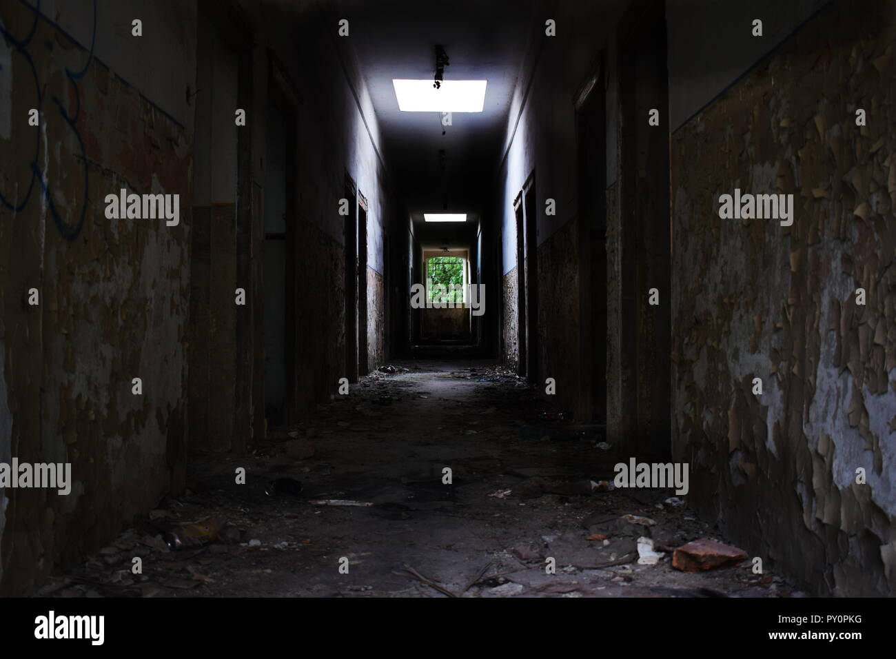 Dark building hi-res stock photography and images - Alamy