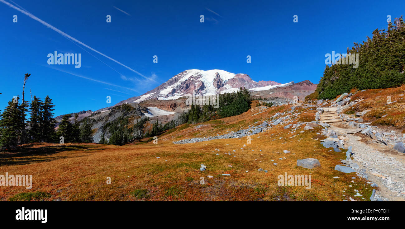 Fall hiking on Mt Rainier, Washington State Stock Photo - Alamy