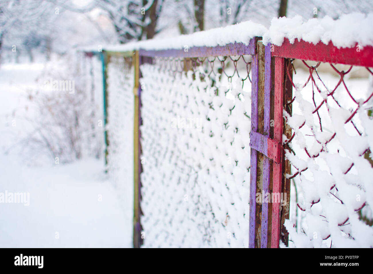 Wire mesh fence in snow hi-res stock photography and images - Alamy