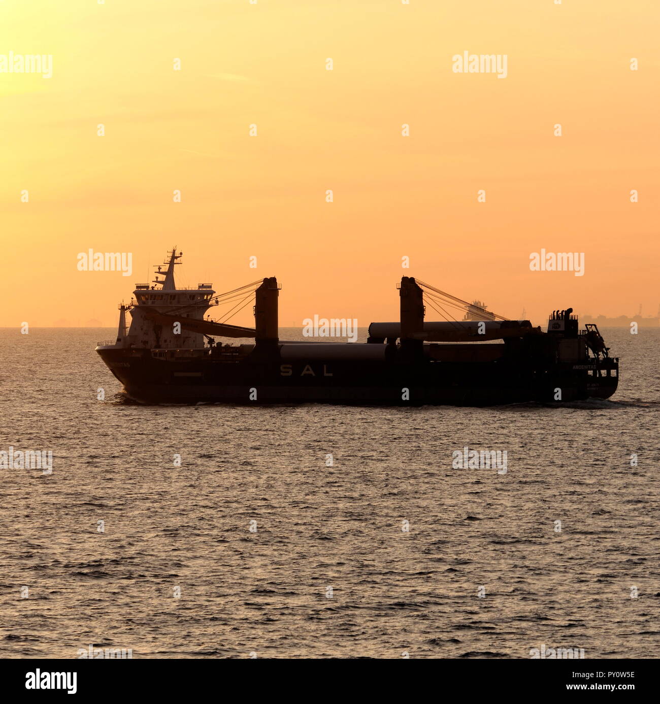 Cargo ships english channel hi-res stock photography and images - Alamy