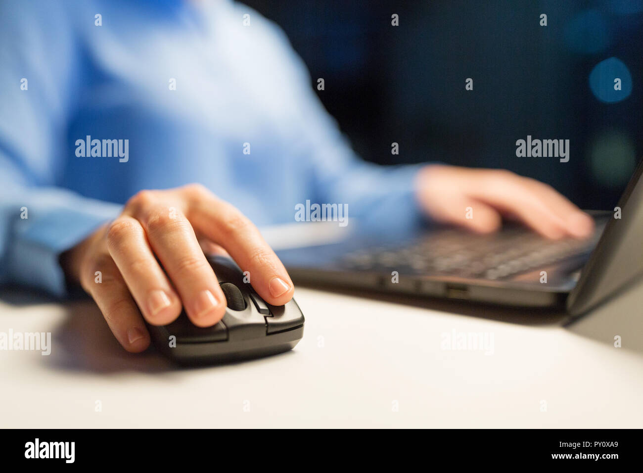 Hand using computer mouse hi-res stock photography and images - Alamy