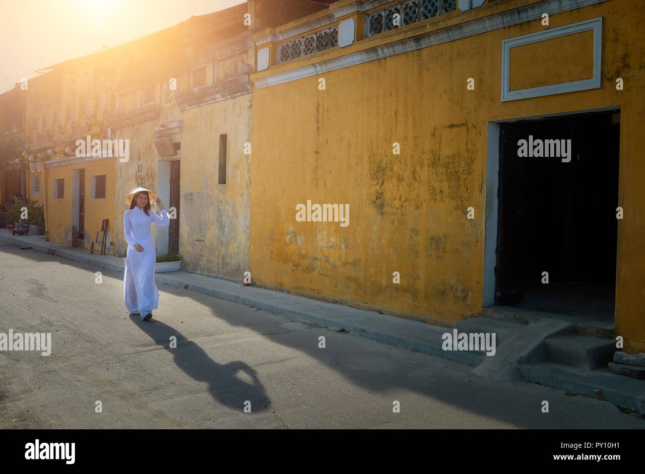 Person wearing hat walking hi-res stock photography and images - Alamy