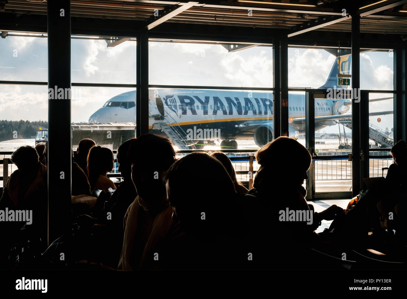 Airplane window crowd walking hi-res stock photography and images - Alamy
