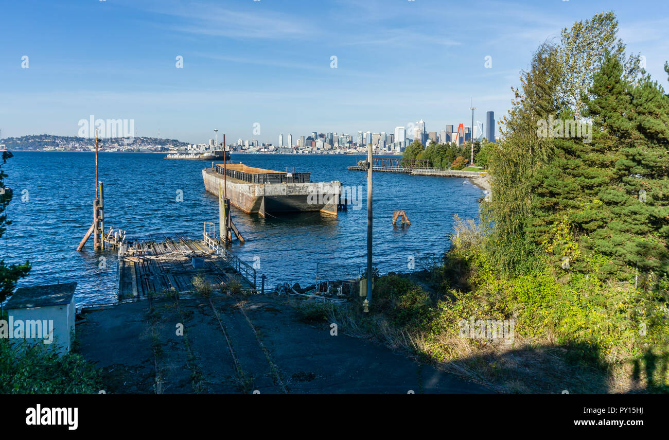 A view of the Seattle skyline from Jack Black park in West Seattle ...